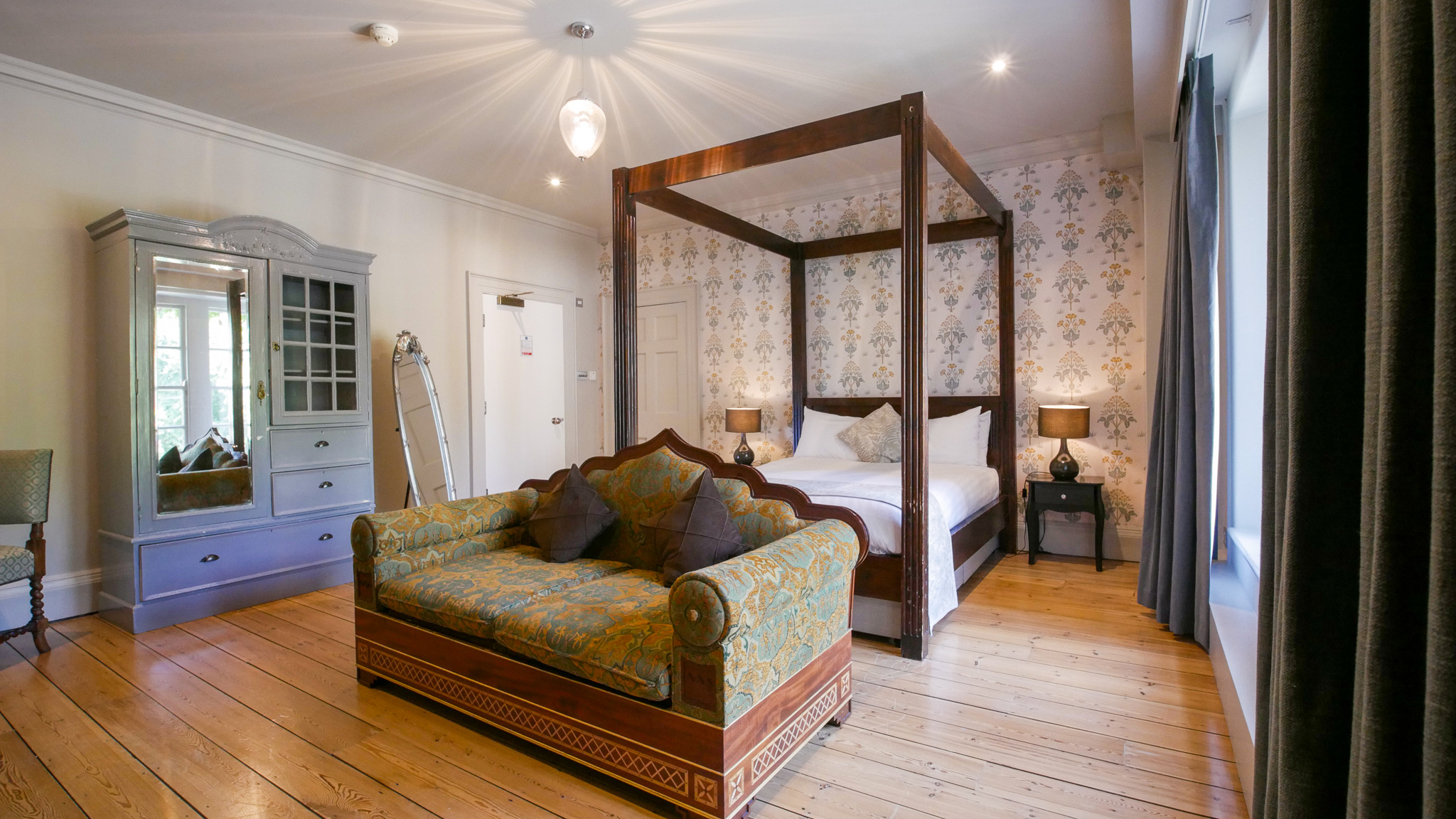 Charming Countryside Rooms & Suites - Holbrook Manor & Spa