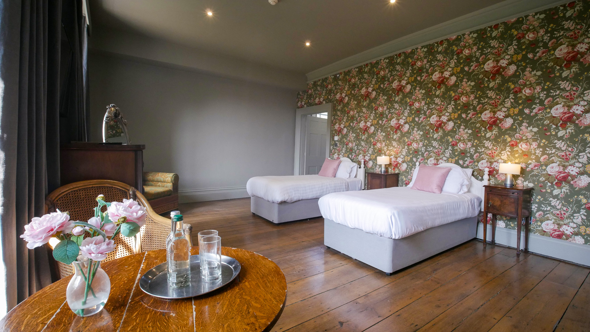 Charming Countryside Rooms & Suites - Holbrook Manor & Spa